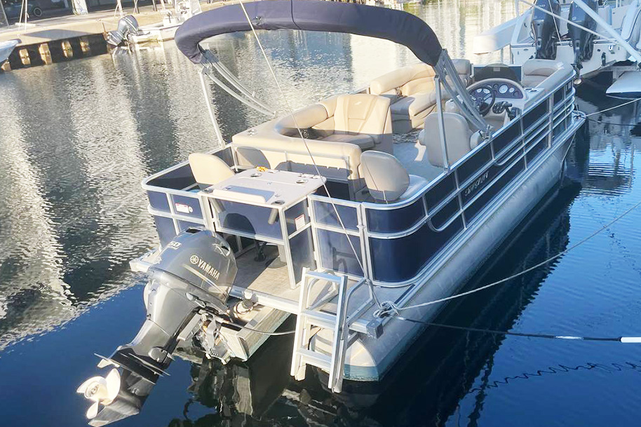 Rent pontoons in Miami with a professional captain