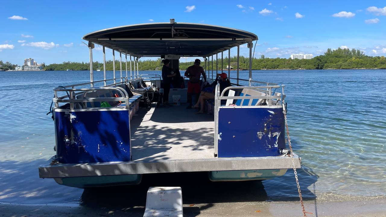 Rent pontoons in Miami with a professional captain